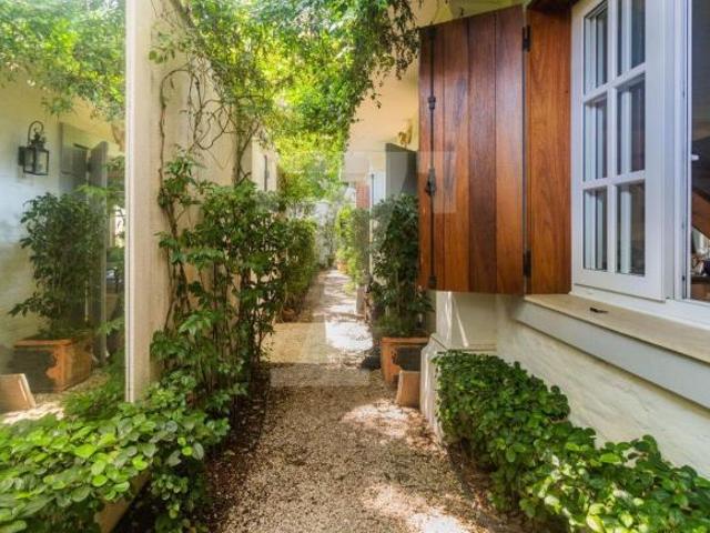 Casa de vila reformada localizada no Jardim Paulista