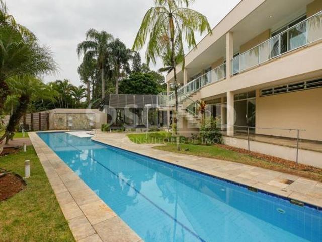 Casa de vila térrea com vista privilegiada para o verde, 4 suítes e 6 vagas!