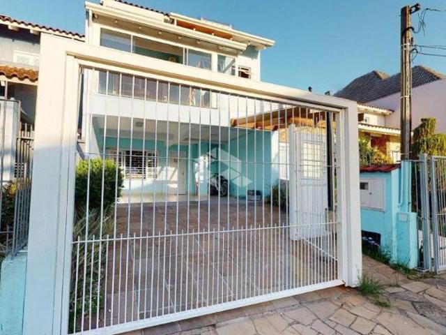 Casa de 04 dormitórios e 02 vagas com 230m² no bairro Ipanema