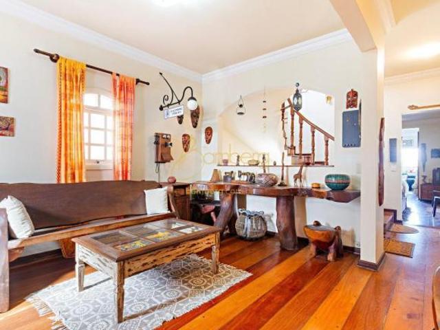 Casa de 04 dormitorios próxima a praça Vinicius de Moraes !