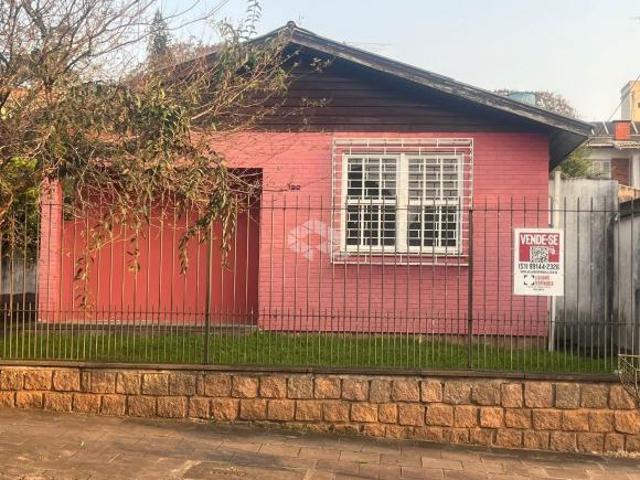 Casa de 04 dormitorios /suites no bairro Três Figueiras