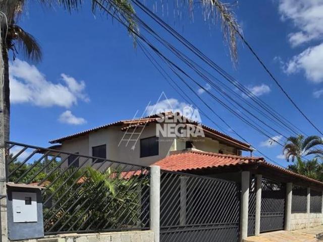 CASA DE 04 QUARTOS COM TERRENO DE 1.327M² LAZER COMPLETO COM PISCINA E CHURRASQUEIRA EM ARNIQUEIRA D