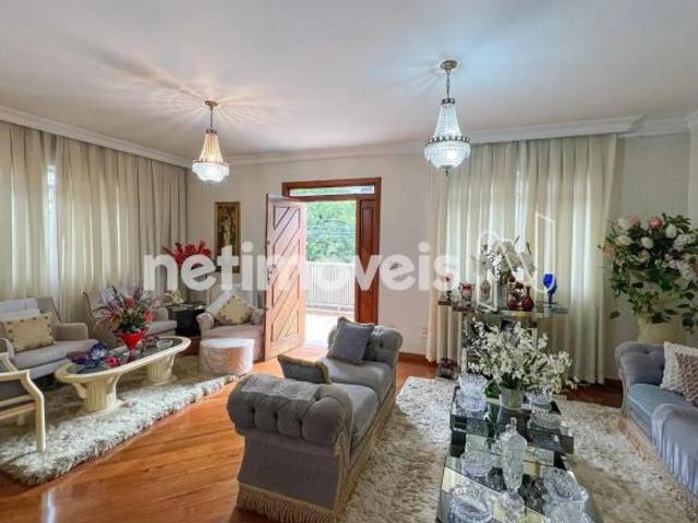 Casa de 04 quartos no Padre Eustáquio construída em lote de 1000 m² !