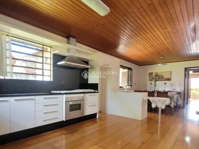 Casa de 02 andares, com 03 quartos sendo 01 suíte, 270m² no bairro Santa Lúcia