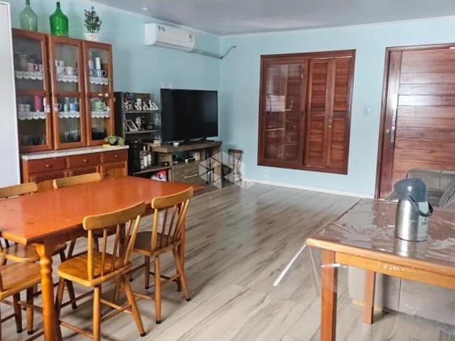 Casa de 02 dormitórios com piscina no bairro Esmeralda