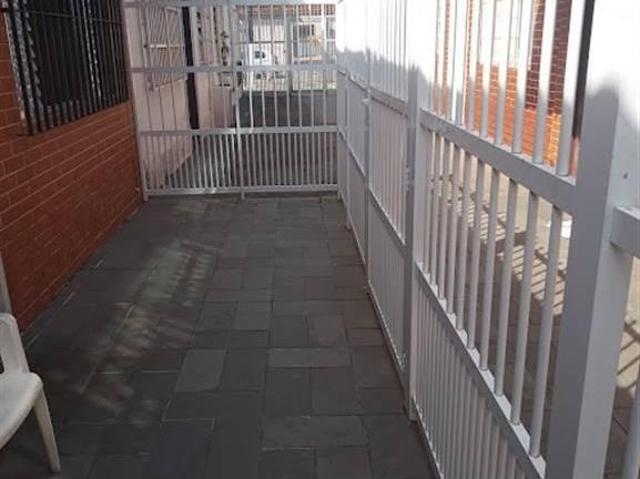 Casa de 02 dormitórios sendo 02 banheiros Vila Tupi Praia Grande SP 2 Quartos, 1 Vaga
