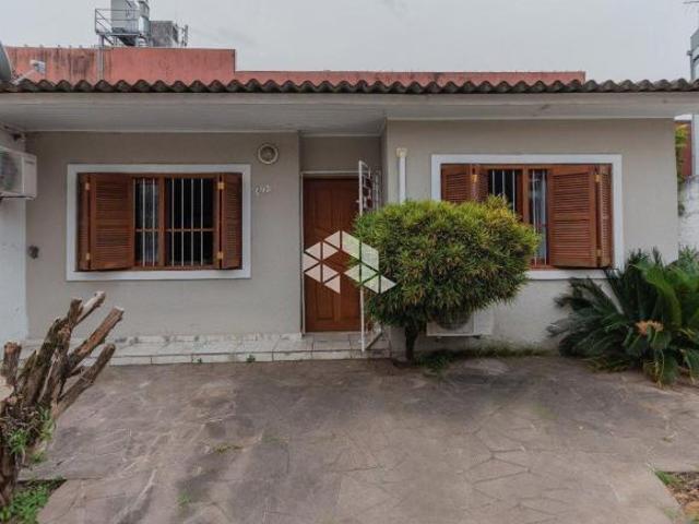 Casa de 03 dormitórios no Bairro Tristeza em Porto Alegre/RS