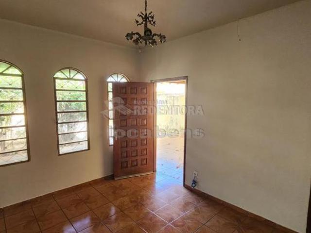 Casa de 03 dormitórios com 03 vagas de garagem no Parque Residencial Dom Lafayete Libânio
