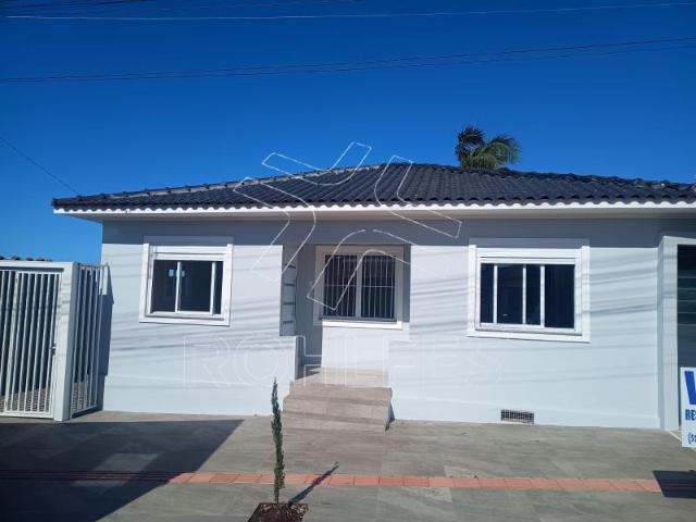 Casa de 03 Dormitórios com Amplo Pátio