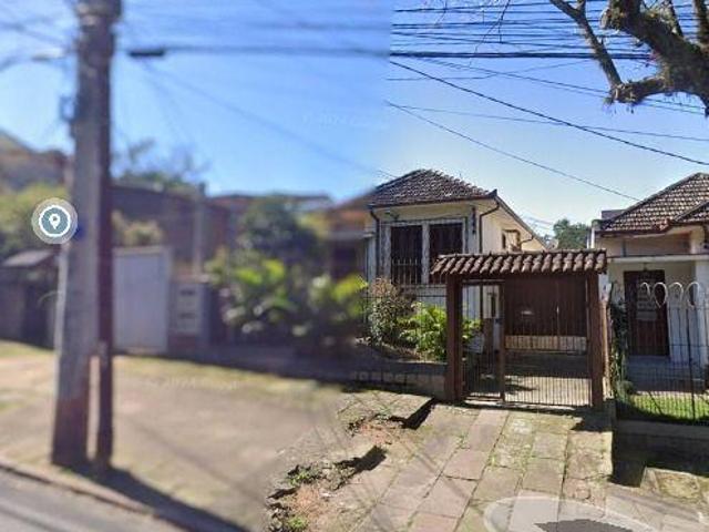 Casa de 03 dormitorios com patio e garagem no bairro Teresopolis