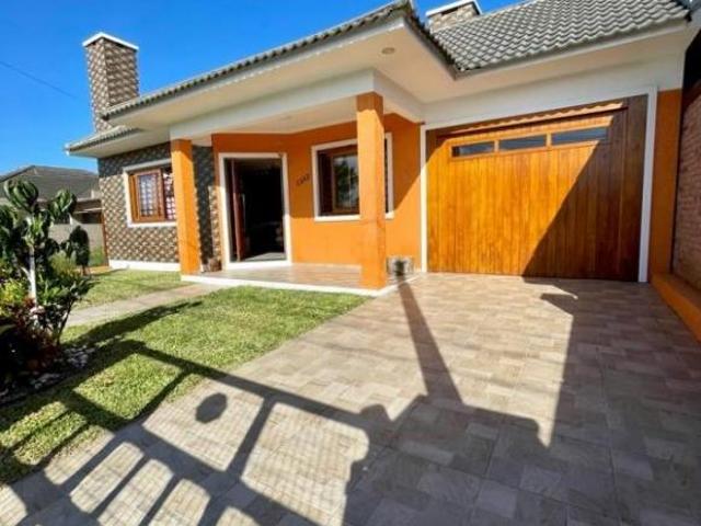 Casa de 03 dormitórios com piscina em Nova Tramandaí