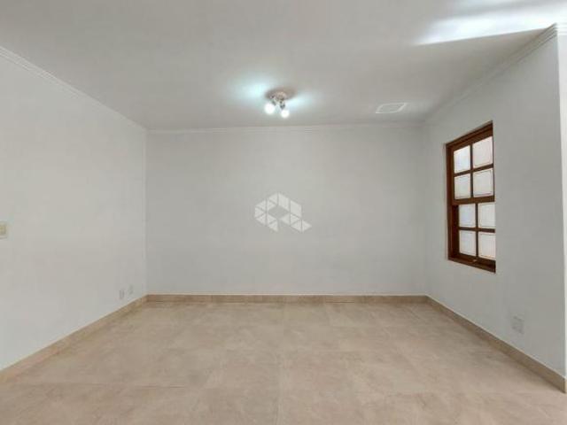 Casa de 03 dormitórios com suíte no Bairro Guarujá