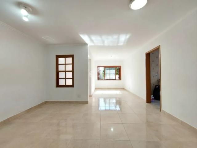 Casa de 03 dormitórios com suíte no Bairro Guarujá