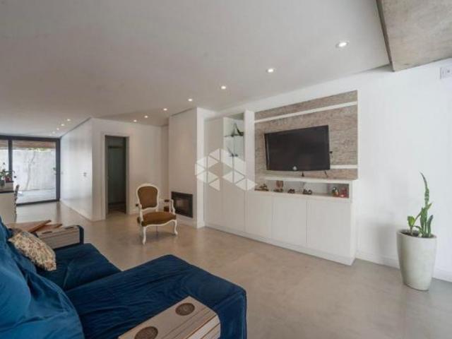 Casa de 03 dormitórios com suítes e piscina em Ipanema