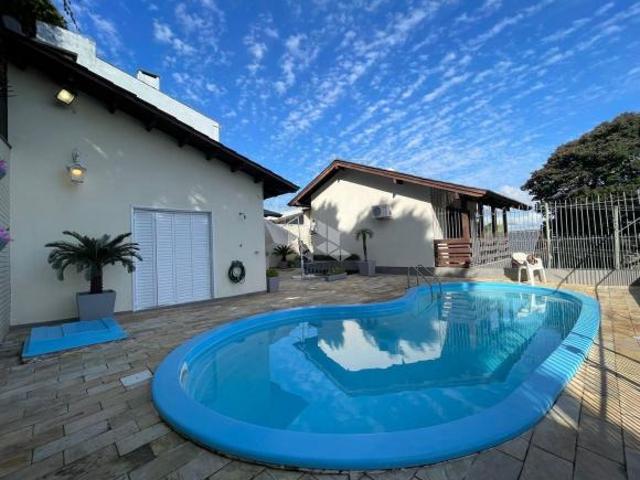 Casa de 03 dormitórios e 02 vagas com 245m²