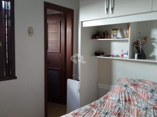 Casa de 03 dormitórios, suíte, lareira, piscina, pátio e salão para venda no bairro Guarujá