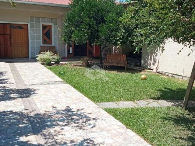 Casa de 03 dormitórios, 01 suíte, 05 vagas, com 154m² no bairro Harmonia em Canoas