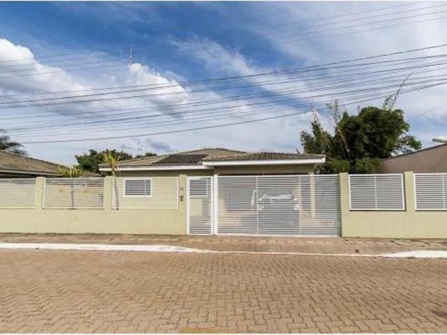 CASA DE 03 QUARTOS COM ARMÁRIOS DUAS SUÍTES PISCINA E CHURRASQUEIRA 98150 8787
