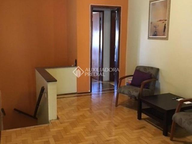 Casa de 03 quartos com 02 suítes terreno com 11 x 66m e 06 vagas no bairro Teresópolis