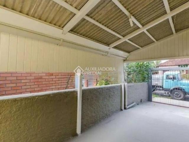Casa de 03 quartos, pátio com churrasqueira 02 vagas de garagem