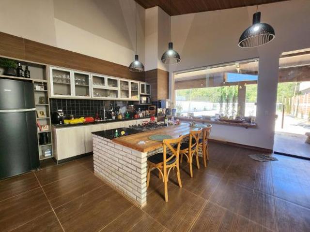 CASA DE 03 SUÍTES, LOTE DE 900M2, CONDOMINIO FECHADO, QUADRA DE TÊNIS