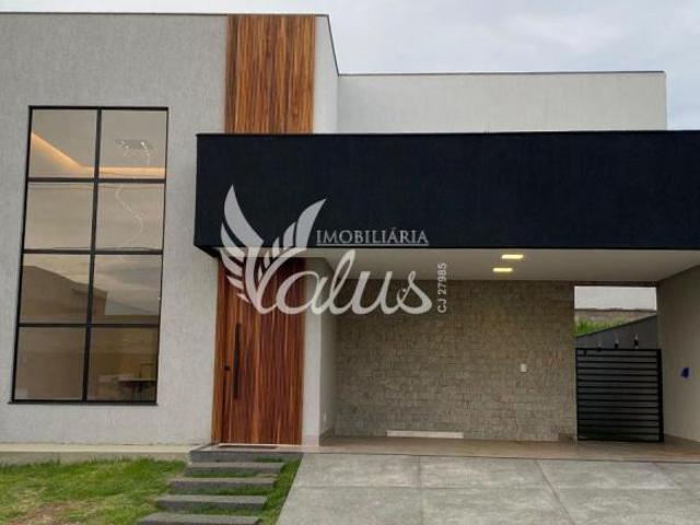 Casa de 161 m² com 3 suítes plenas, porcelanato e piscina no Jardins Bolonha Senador Canedo GO