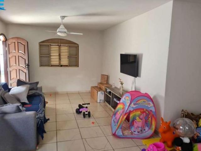 Casa de 173 m², na parte nobre do Bairro Cidade Jardim, com 3/4, 3 vagas e quintal
