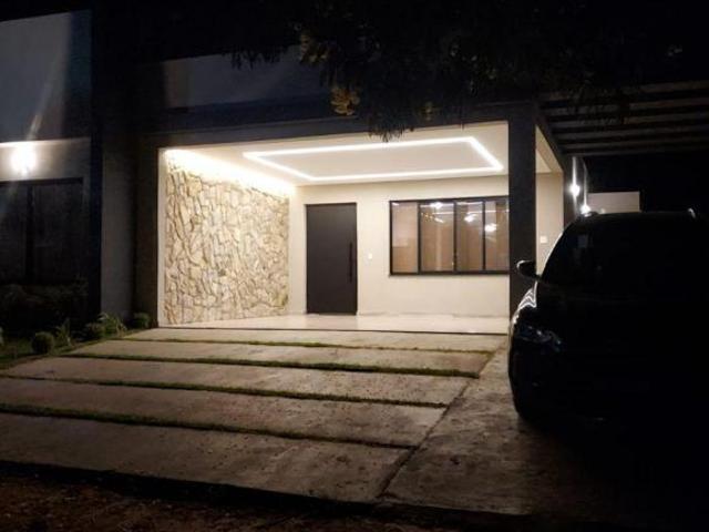 Casa de 175m², com 4 suítes/dorms, à venda no Cond Riviera de Santa Cristina XIII, em Paranapanema S