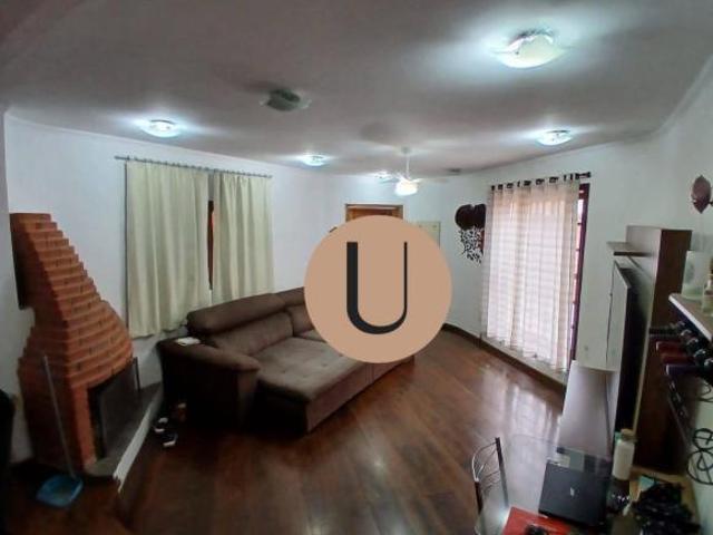 Casa de 180m2, com 2 Suítes, Edícula e Lareira, 2 vagas