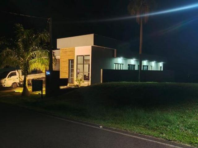 Casa de 180m², com 3 dorm, sendo 1 suíte, à venda, no cond Riviera de Santa Cristina II, em Itaí SP