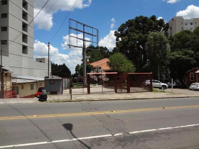 Casa de 186m² com 2 pisos e 600m² de terreno em área nobre da cidade