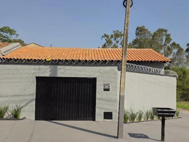 Casa de 100 m² com 03 quartos, sendo 01 suíte á venda no Residencial Santa Fé Goiânia GO
