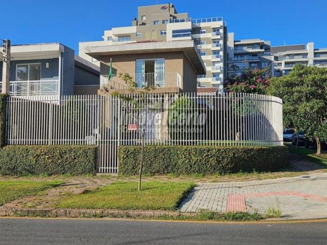 Casa de 240 m² construído com 3 dormitórios sendo