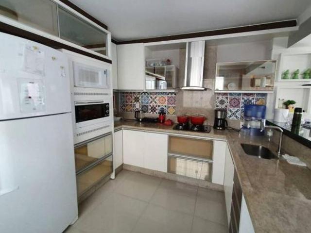 Casa de 250 mt² com 4 quartos,1 suíte, 2 vagas e área gourmet com piscina à venda no Centro
