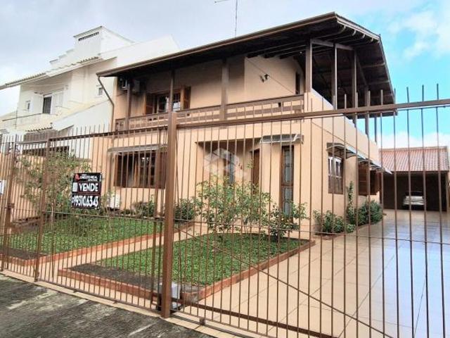 Casa de 252m², com 4 quartos, 3 banheiros e 2 vagas no bairro Moinhos de Vento