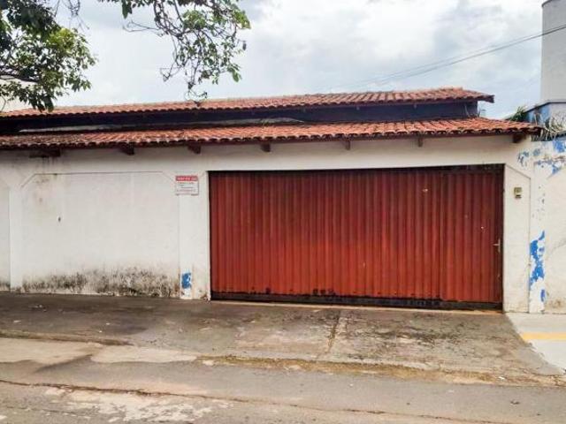 Casa de 262 m² com 06 quartos, sendo 03 suítes á venda no Jardim Petrópolis Goiânia / GO