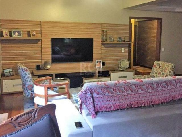Casa de 270m² 3 dormitórios, 1 suíte, churrasqueira, pátio e 3 vagas de garagem
