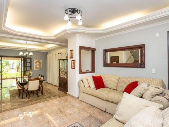 Casa de 272m², 4 dormitórios, 2 suítes e 4 vagas de garagem, no bairro Ipanema, próxima à orla do Gu