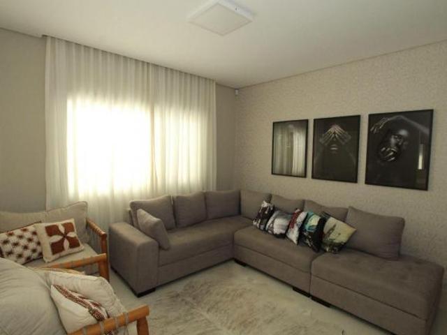 Casa de 290m² à venda no bairro Floresta em Pouso Alegre. 4 dormitórios, área gourmet com jacuzzi e