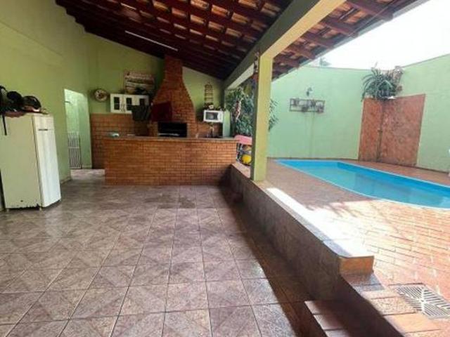 Casa de 200 m² com 2 quartos, 1 suíte, 3 vagas e área de lazer com piscina à venda no Centro