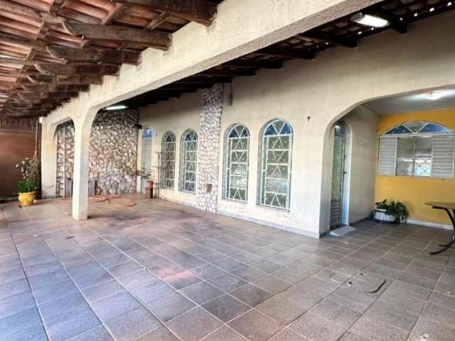 Casa de 200 m² com 3 quartos térrea de laje à venda no Guará 1 próximo ao Sesc