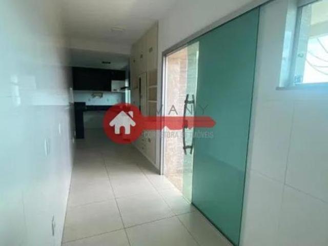Casa de 200 m², 3 quartos 1 suíte, 3 banheiros, garagem coberta para 2 carros. Localizada no Bairr