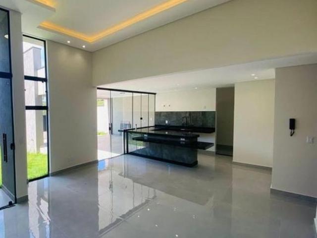 Casa de 200 mt² com 3 quartos, 1 suíte e 2 vagas à venda no Centro