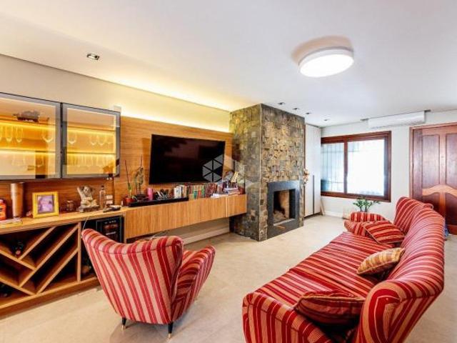 Casa de 204m² com 3 pavimentos, 3 dormitórios e pátio com piscina Ipanema / ZS POA