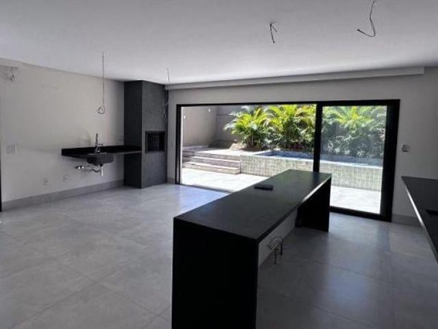 Casa de 213 m² com 04 suítes à venda por R$ 1.650.000,00 no Jardins Barcelona em Senador Canedo/GO