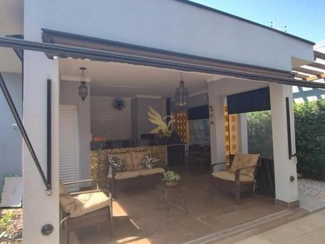 Casa de 210 m² à venda, 3 suítes, living espaçoso e energia fotovoltaica