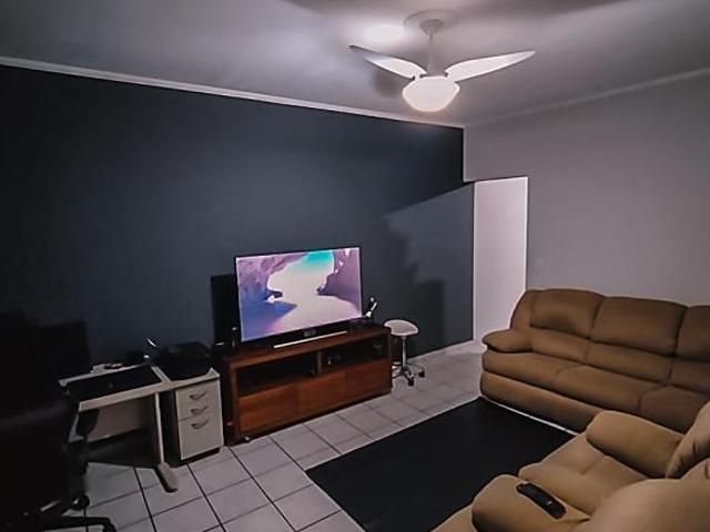 Casa de 210m², 03 dormitórios sendo 01 suíte e 05 vagas de garagem – Parque Novo