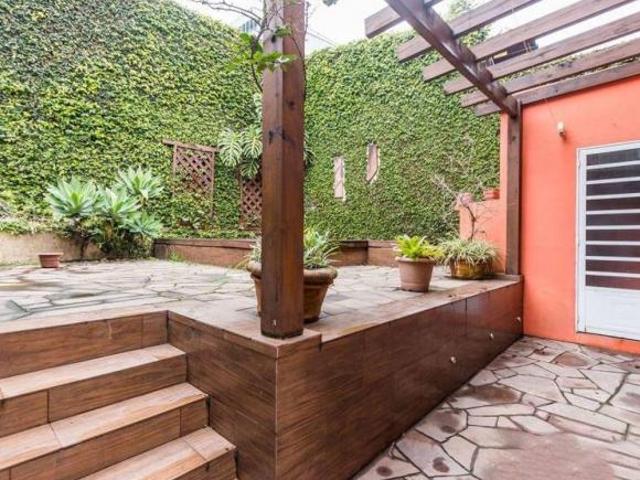 Casa de 220 m² com 3 quartos, 1 suíte, área de lazer gourmet, piscina à venda no Centro