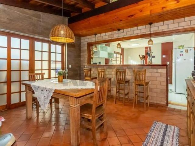 Casa de 224 m² com espaço gourmet, forno e fogão a lenha em Pirituba