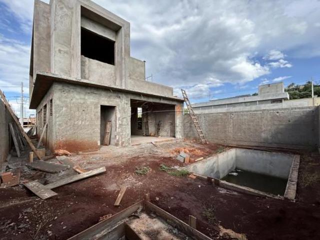 Casa de 233m² com 04 suítes à venda em condomínio Alto do Castelo